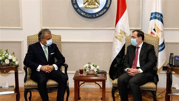 وزير البترول يبحث مع وفد شركة بى بى البريطانية الموقف الحالي للمشروعات